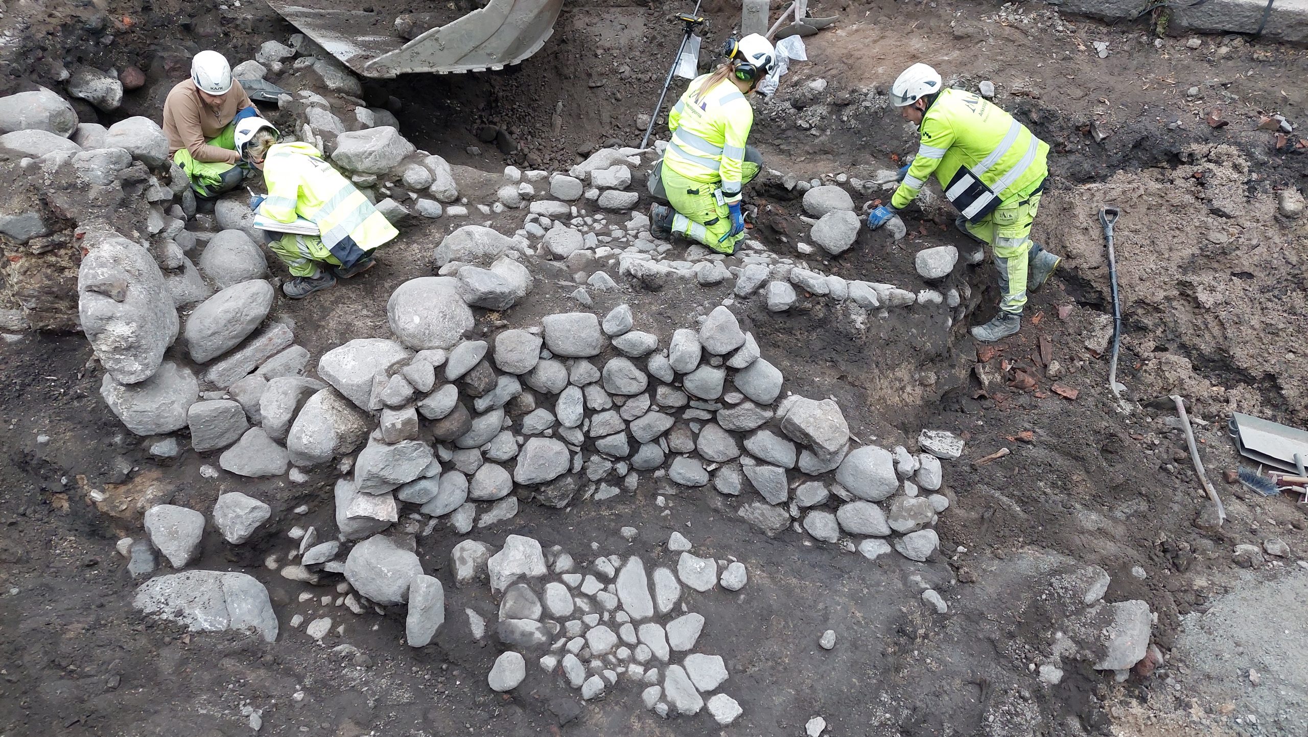 Tre källare och en brunn i Gamla stan | Arkeologerna